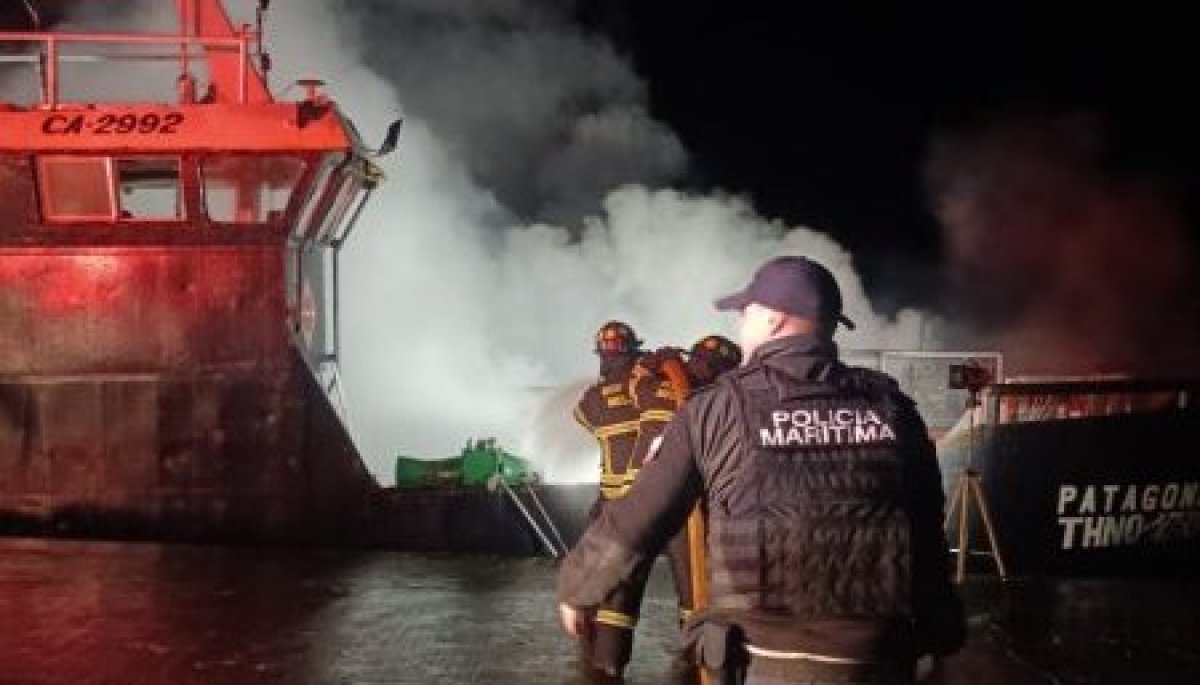 Autoridad Marítima de Melinka brindó apoyo a barcaza siniestrada